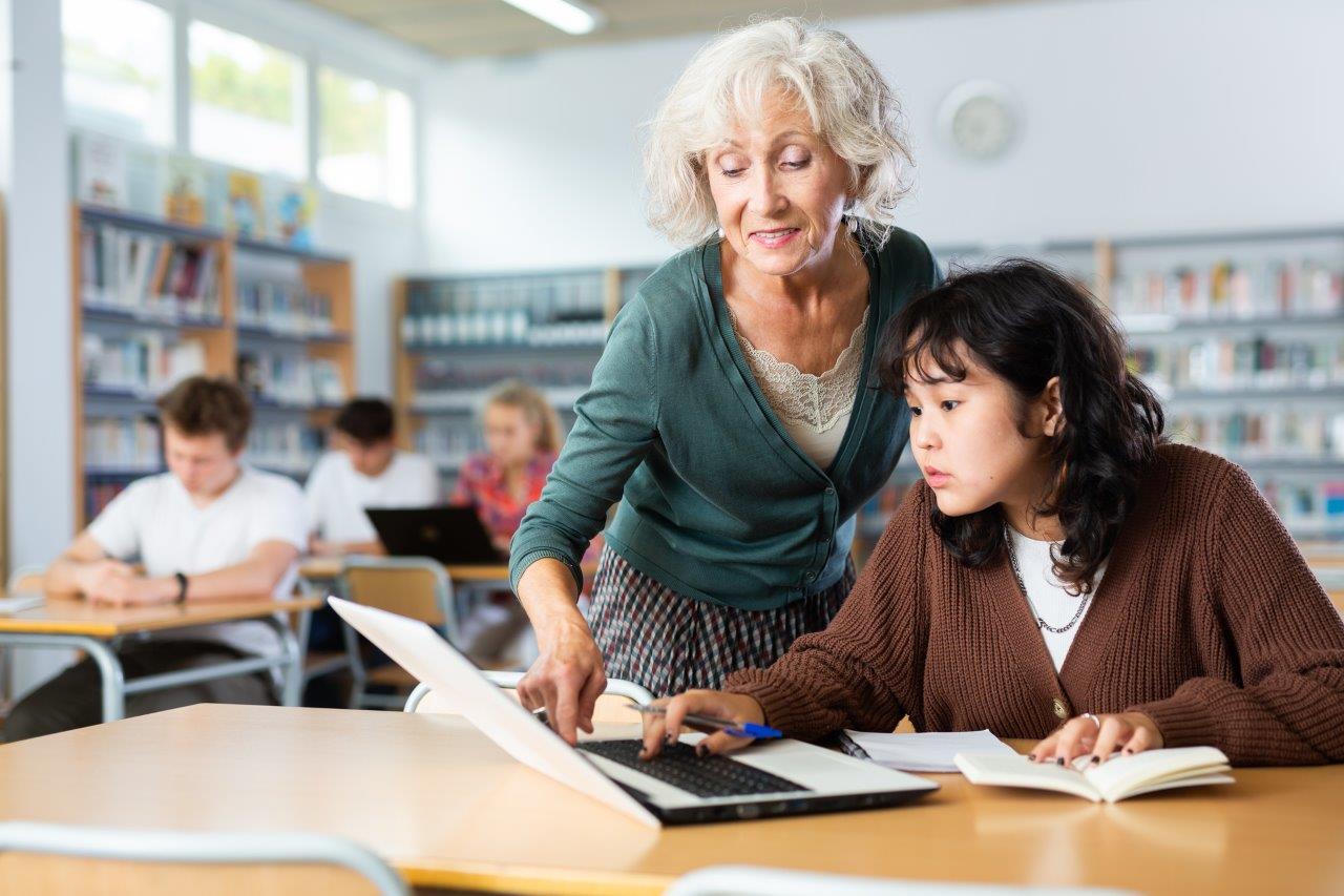 More pay, less admin tempting retired NSW teachers back into classrooms ...