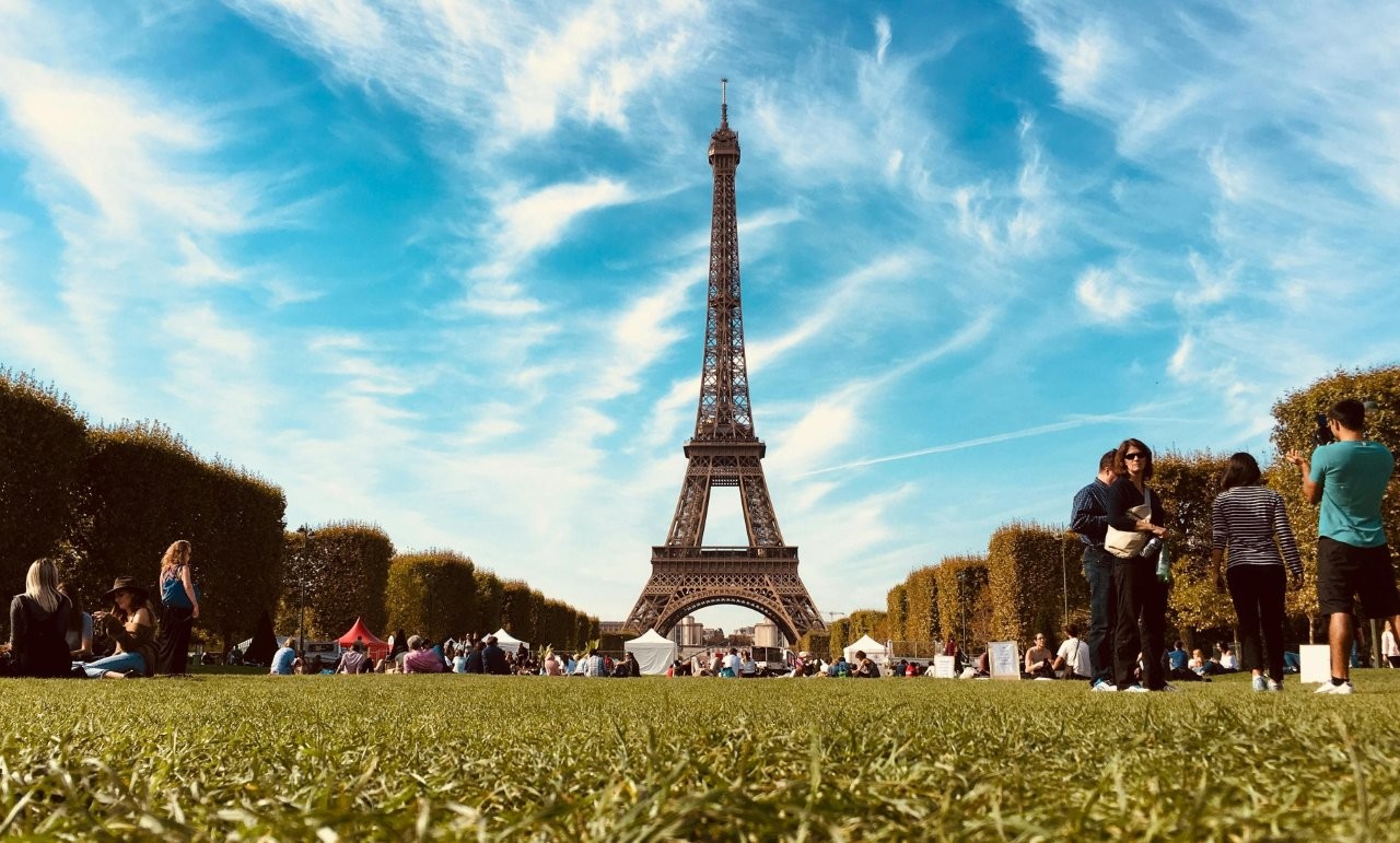 France begins steps to ban under-15s from social media — EducationHQ